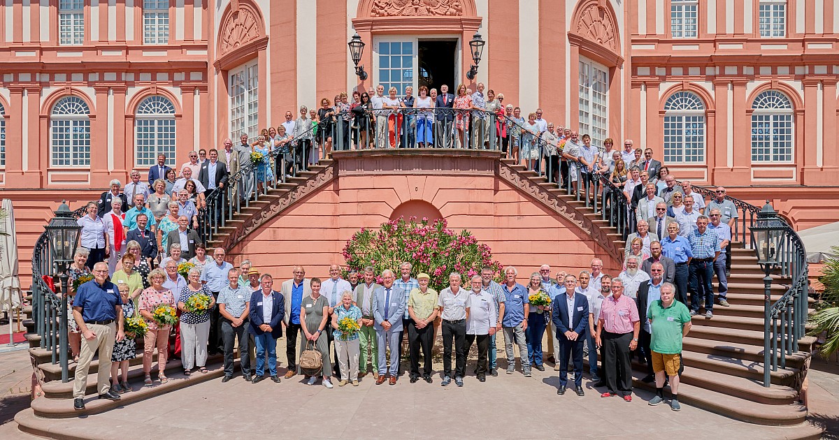 Auszeichnung für verdiente hessische Blutspender*innen durch Kultusminister Lorz und das DRK ...